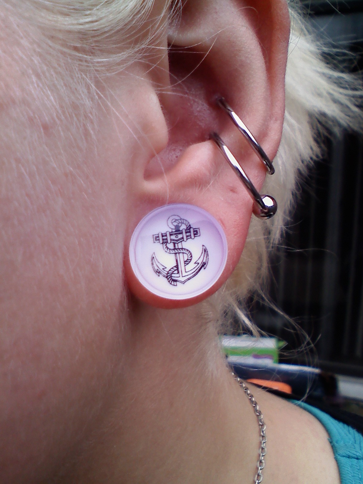 Double flare acrylic anchor plug